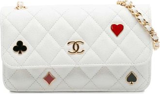 Chanel 2021-2025 Coco Casino Handyhülle aus gestepptem Kaviarleder mit Kettenriemen - Weiß