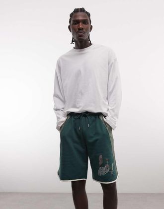 AND1 Basketball-Shorts in Dunkelgr&uuml;n mit farblich abgesetzten Eins&auml;tzen