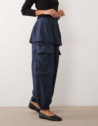 Asos pantalon &agrave; jambes ballon avec d&eacute;tail jupe bleu marine