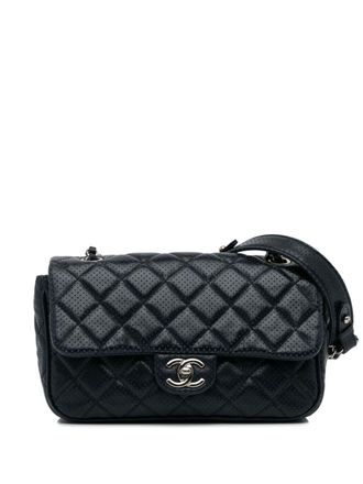Chanel mini sac à main perforé Classic Flap (2014) - Bleu