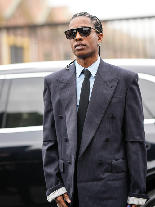 Asap Rocky trägt ein Nadelstreifsakko mit Hemd und Krawatte, sowie Sonnenbrille auf der Milan Fashion Week.