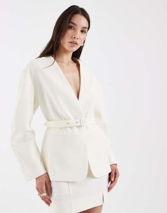 Asos Blazer habill&eacute; en tissu textur&eacute; avec ceinture et taille cintr&eacute;e - Babeurre-Jaune