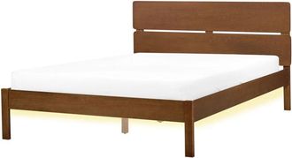 Beliani Bett Dunkelbraun Gummibaumholz mit LED-Licht Lattenrost 140 x 200 cm Hohes Kopfteil Lamellenoptik Rustikaler Stil Schlafzimmer Doppelbett