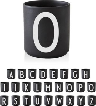 DESIGN LETTERS Tasse Personalisiert (A-Z) | Kaffeebecher Porzellan | Kaffeetassen Buchstaben | Personalisierte Tasse, Personalisierte Geschenke | Tassen Schwarz | De