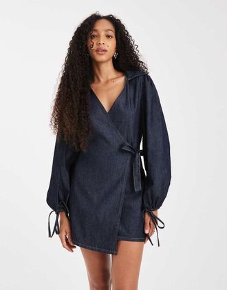 Asos Robe courte portefeuille &agrave; manches ballon - D&eacute;lavage l&eacute;ger-Bleu marine