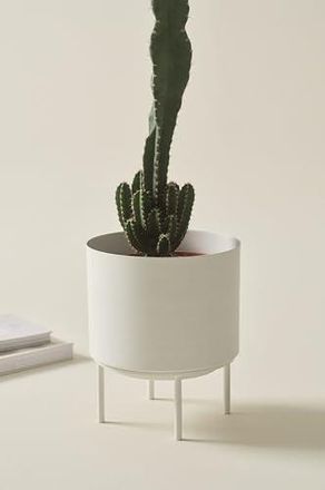 Jotex Jotex Monique Übertopf, vielseitiger Blumentopf aus Eisen mit kleinen Gestell für den Innen- und Außenbereich, Weiß Pflanzer, 26 cm hoch, Ø 22 cm