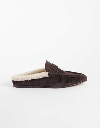 Steve Madden Rafe mocassins mules fronc&eacute;s avec fausse peau de mouton en daim chocolat-Marron