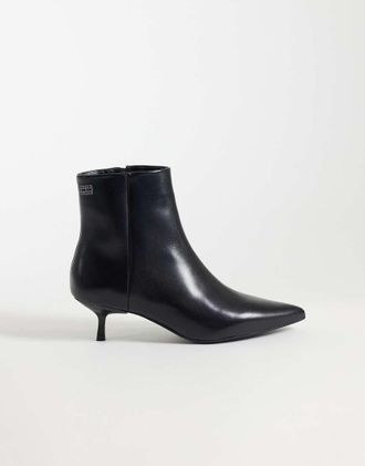 Tommy Jeans Camelia Lederstiefel mit Absatz und spitzer Zehenpartie in Schwarz