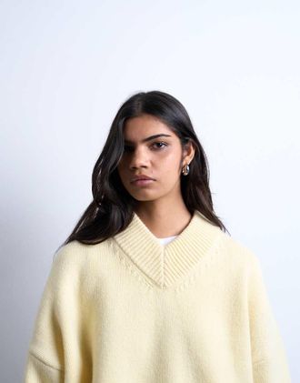 Topshop Schlichter, hochwertiger Strickpullover aus Lammwolle in Gelb mit V-Ausschnitt
