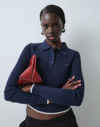 Tommy Jeans Polohemd mit Flaggenlogo und feinem Zopfmuster in Marineblau