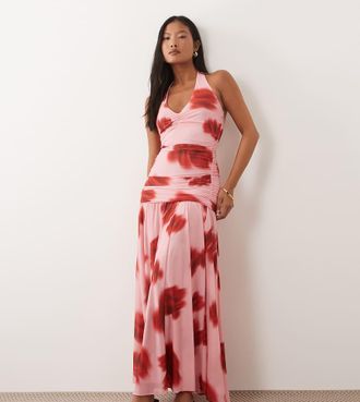 Forever New Robe longue en tulle &agrave; imprim&eacute; fleuri avec taille basse fronc&eacute;e et dos nu - Rouge et rose
