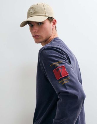 Abercrombie & Fitch t-shirt &agrave; manches longues &eacute;pais avec motif sur le devant en bleu marine d&eacute;lav&eacute;