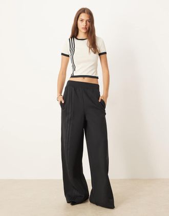 adidas Originals Off Placed - Weite Hose in Schwarz mit den drei Streifen