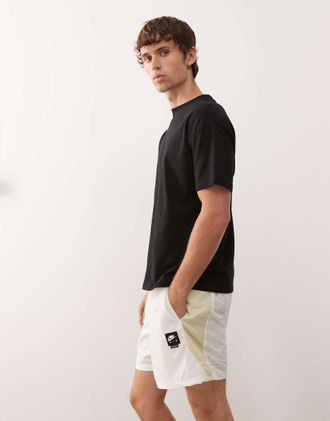 Nike Air - Shorts aus Webstoff in Cremeweiß