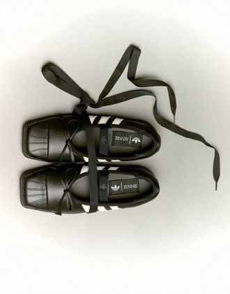 adidas Originals x Jennie Superstars II Ballett-Sneaker in Schwarz und Wei&szlig;