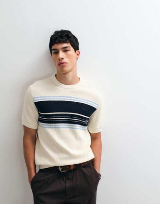 GANT gestreiftes Baumwoll-Ripp-T-Shirt mit kurzen &Auml;rmeln und Rundhalsausschnitt in Cremewei&szlig;-Neutral