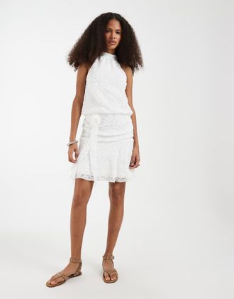 Vero Moda Neckholder-Minikleid in Wei&szlig; mit Rosenapplikation und Bindedetail