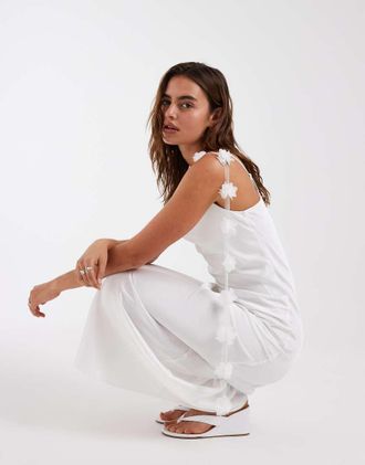 Vero Moda Satin-Maxikleid in Wei&szlig; mit Wasserfallausschnitt und 3D-Blumenapplikation