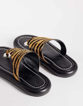 Asos Fate - Sandales plates en cuir v&eacute;ritable de qualit&eacute; sup&eacute;rieure &agrave; entre-doigts et imprim&eacute; l&eacute;opard-Multicolore