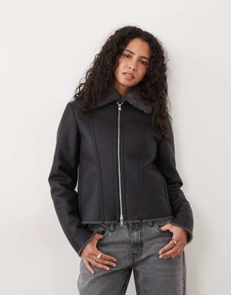 Mango Jacke in Lederoptik mit faux-fur-Besatz in Schwarz