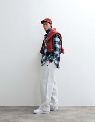 Tommy Jeans Pantalon de surv&ecirc;tement &agrave; logo &eacute;cusson - Gris clair