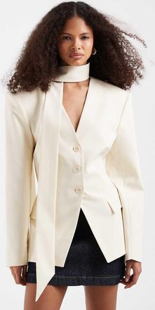 Asos Blazer cintr&eacute; &agrave; &eacute;paulettes et d&eacute;tail foulard - Ivoire-Blanc