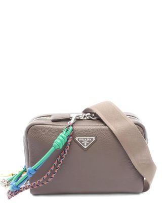 Prada sac port&eacute; &eacute;paule &agrave; plaque logo - Gris