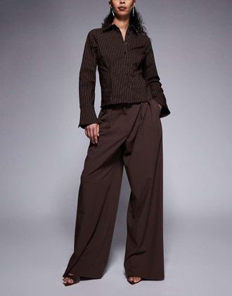 Asos Elegante Bundfaltenhose in Schokobraun mit weitem Bein, Kombiteil-Brown