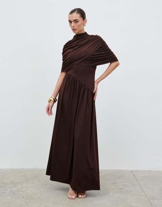 Pretty Lavish Drapiertes Stretch-Maxikleid in Braun mit Wickeldesign-Brown