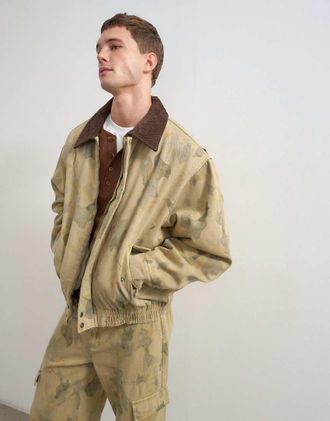 Topman bomber en serg&eacute; &agrave; imprim&eacute; camouflage, coupe oversize, avec col en velours c&ocirc;tel&eacute;, kaki-Vert