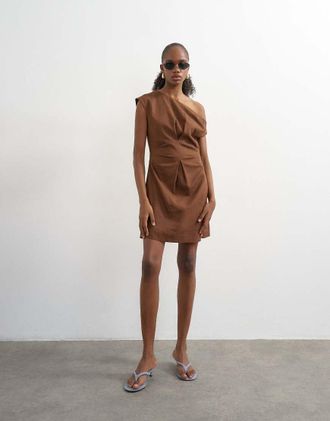 Topshop Robe courte en lin majoritaire avec taille fronc&eacute;e et &eacute;paule tombante - Chocolat-Brown