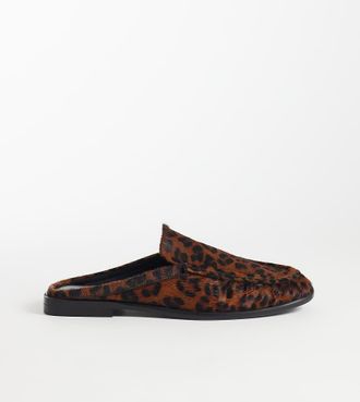 Asos Wide Fit - Mystique - Hochwertige Loafer-Pantoletten aus echtem Leder mit Leopardenmuster, weite Passform-Mehrfarbig