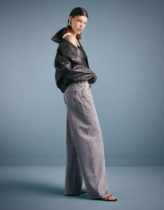 Calvin Klein Jeans Jeans in grauer T&ouml;nung mit weitem Bein