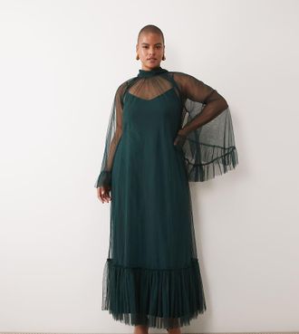Lace & Beads Plus robe longue en tulle transparent &agrave; col montant, manches &eacute;vas&eacute;es et finition &agrave; volants, vert &eacute;meraude