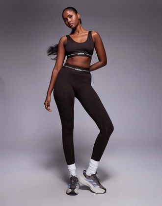 adidas adidas Training - Hyperglam - Lange Leggings in Kaffeebraun mit linearem Logo