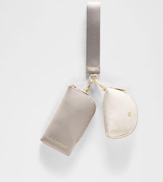 lululemon Doppelbeutel Wallet in Downtown Tan/Light Ivory/Gold