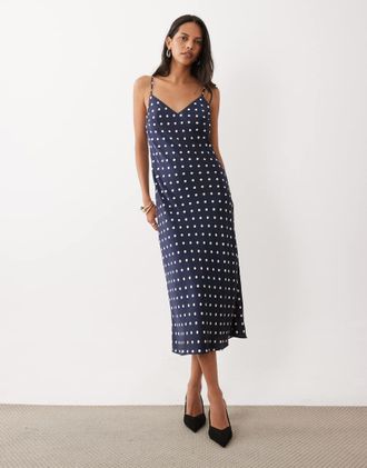 Abercrombie & Fitch robe nuisette longue en satin &agrave; pois bleu marine