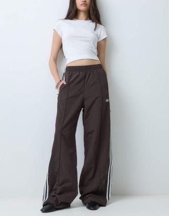 adidas Originals Firebird lockere Trainingshose mit Blumenstickerei in Braun