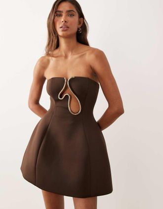 Asos Premium - Tr&auml;gerloses, geformtes Minikleid in Schokobraun mit goldfarbenem Besatz