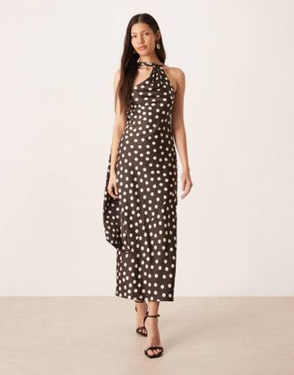 Pretty Lavish Robe longueur mollet en satin &agrave; pois avec encolure asym&eacute;trique et foulard - Marron-Brown