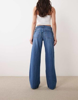 Good American Bootcut-Jeans in mittelblauer Waschung mit niedrigem Bund