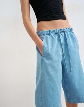 Topshop Barrel-Jeansshorts in Bleach mit elastischem Bund-Blau