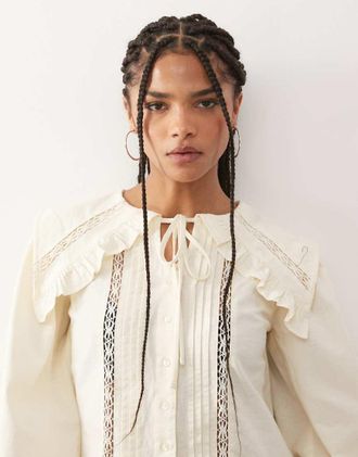 Reclaimed Vintage Hemdbluse in Cremewei&szlig; mit Kragen und Spitzeneins&auml;tzen