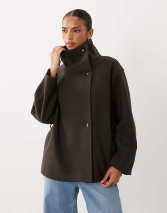 Gina Tricot Gina Tricot kurze Jacke mit hohem Stehkragen und Wolle in Dunkelgr&uuml;n