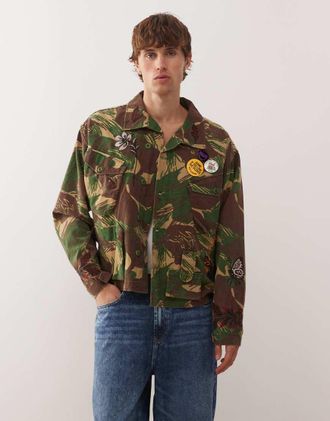 Deus Ahmisa - Vintage-Jacke mit Military-Muster, platzierter Stickerei und Ansteckpins-Blau