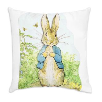Fabulous Kissen aus wei&szlig;em Samt - Petter Hase in seinem Garten, Motiv: Peter Hase, Kinder-Illustration - 40 x 40 cm - samtige Haptik - Bezug und Kissen inklusi