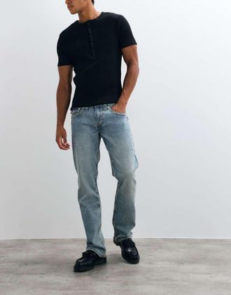 True Religion Ricky Straight Fit Jeans mit Pattentaschen in Hellblau
