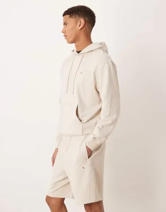 Calvin Klein Jeans Short densemble en tissu &eacute;ponge avec &eacute;cusson - Cr&egrave;me-Blanc
