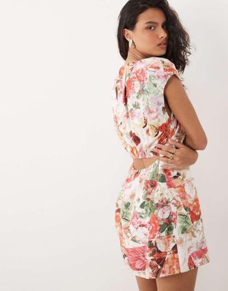 Vero Moda Gerafftes Minikleid mit R&uuml;ckenausschnitt und Rosenmuster-Mix-Rosa