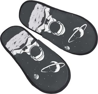 Generic Pantoufles DH&ocirc;tel Un Astronaute Assis Sur La Lune Portative Pantoufles DHiver Unisexe Chaussons DInt&eacute;rieur Pour Automne Femmes Chambre M
